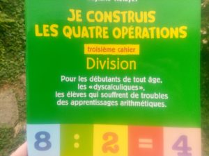 Un cahier adapté aux enfants dys pour construire le sens de la division