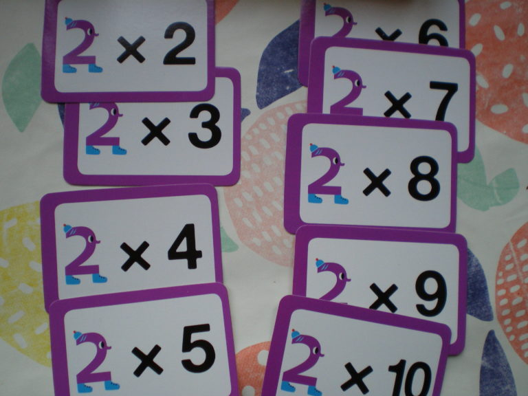 Je joue et j'apprends les tables de multiplication : un coffret pédagogique